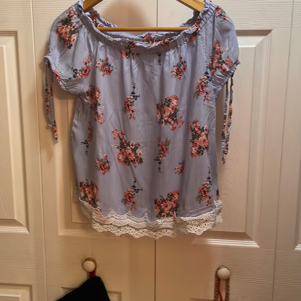 No Boundaries Too Elastic Neck Strings On Both Sleeve… - Gem